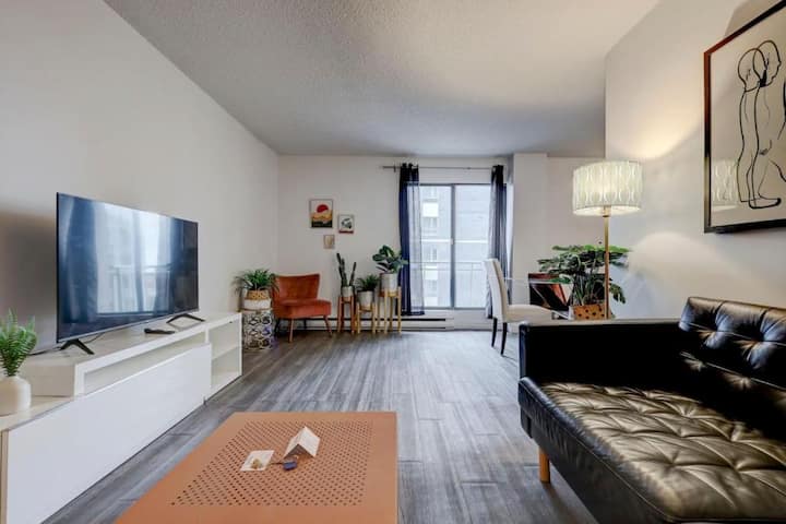 Executive 1br Downtown Suite | Central Location - Laval, Canada