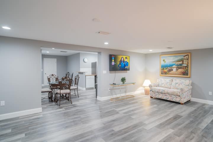 2 Bedrooms/ Up To 6 /3 Miles Beach - Naples, FL