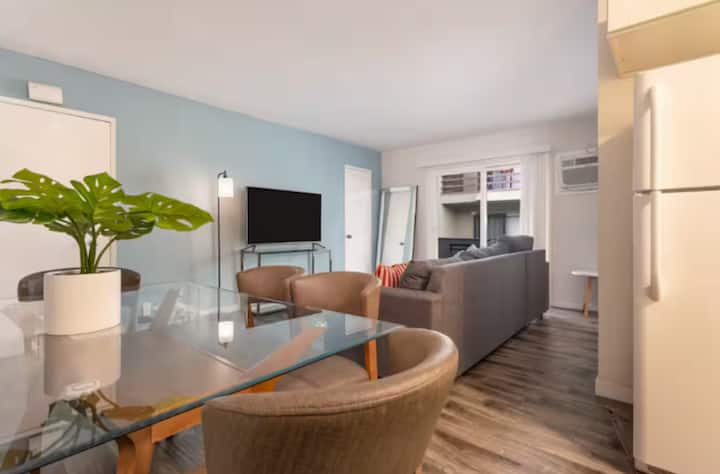 Stylish Bright 2br W/ Balcony In The Heart Of La - Los Angeles, CA