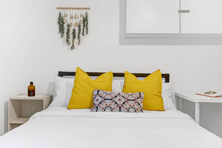 Bright 2br Stay • Near Ttc • Yard & Parking - Toronto