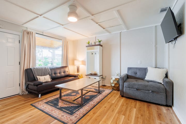 Resort Lakefront Cabin - Mount Pleasant, TX