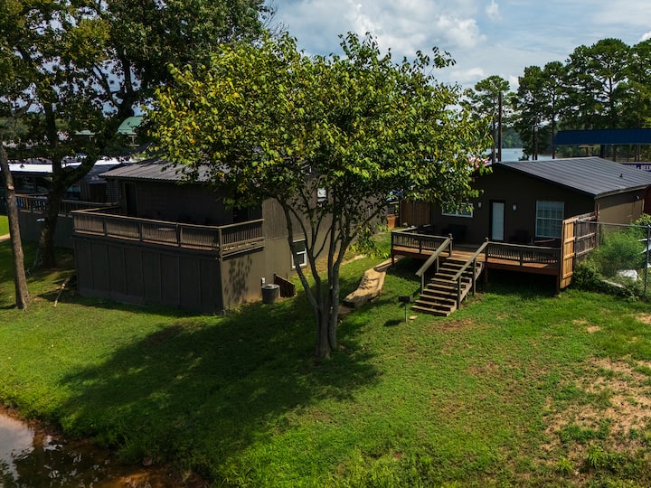 Stunning 2-bd Lakefront Cabin - Mount Pleasant, TX