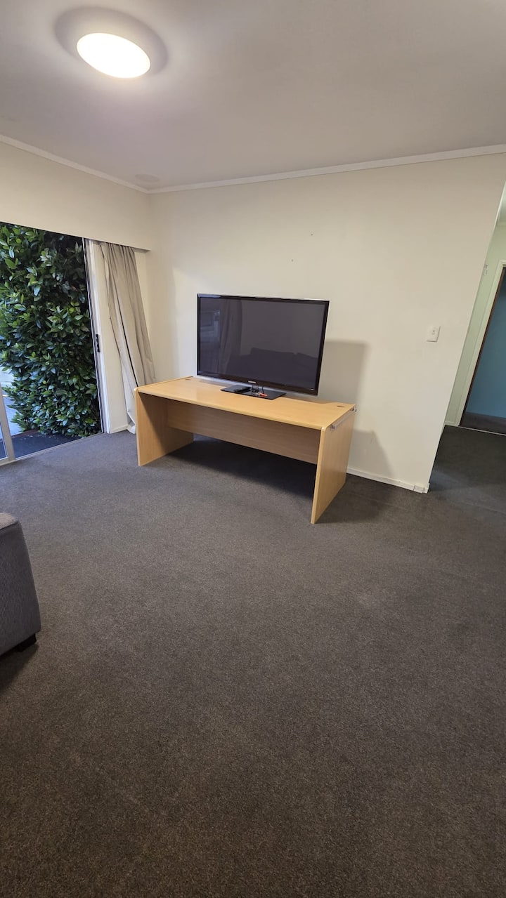 Its 2xbed Room Granny Flat With 1xbath, 1xkitchen. - Auckland