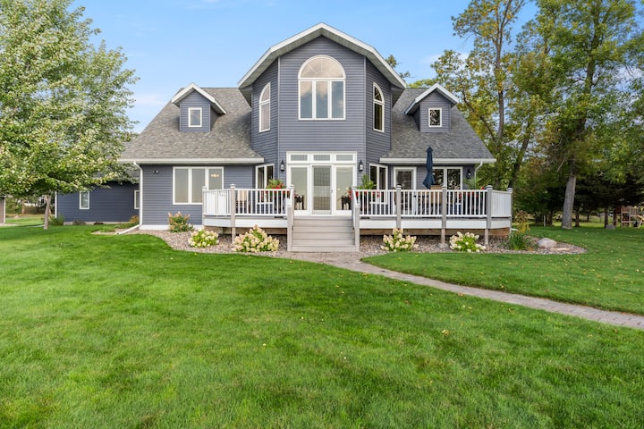 Spacious Lake Home - Lilly Pad, Firepit, Game Room - Brainerd, MN