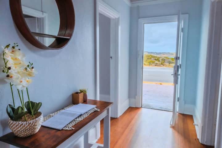 Esplanade Classic Art Deco With Stunning Views - Victor Harbor