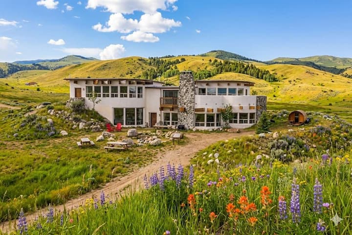 Perfect 5bd Yellowstone Family Getaway W/ Hot Tub - Montana