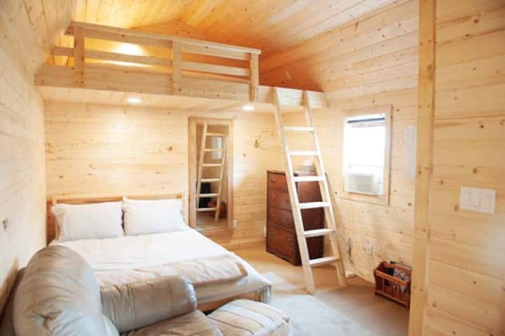 Cozy Cabin-style Bunkhouse On Prairie Farm Oasis - Camrose