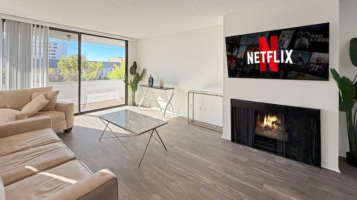Designer 2br Escape- Next To Runyon Canyon - Hollywood, CA