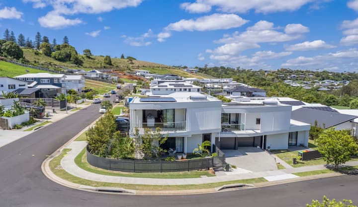 Habitat - Lush Lennox Apartment - Ballina