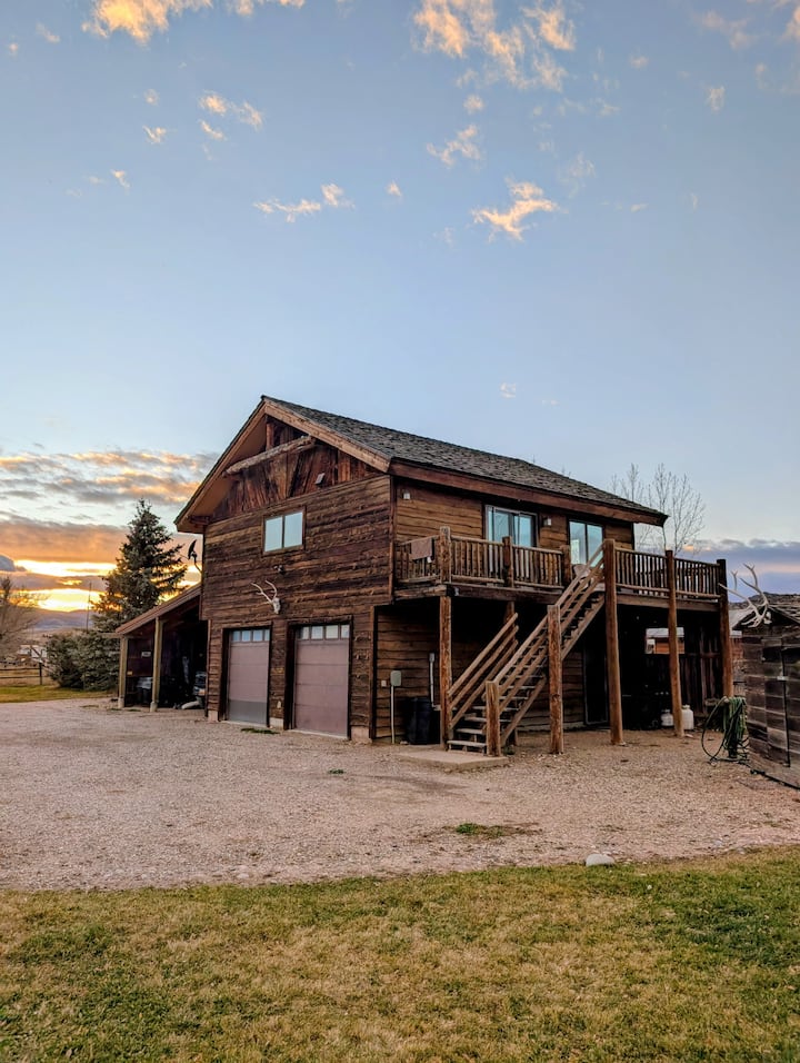 Fresh Frank Guesthouse: Mountain Views & Fishing - Ennis, MT