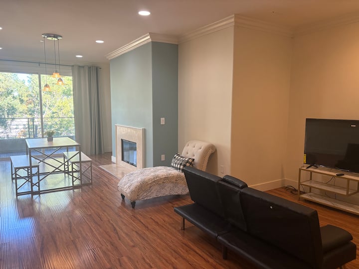North Hollywood Penthouse 4bedroom - Burbank, CA