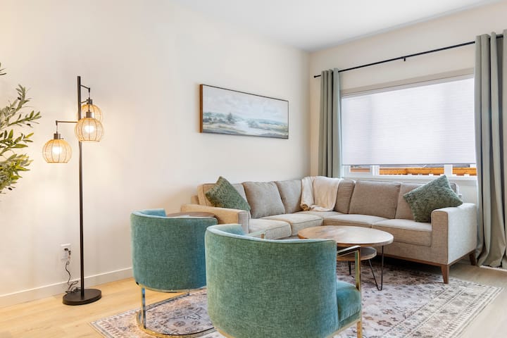 Bright 3br/2ba Upper Suite •Spacious & Comfortable - Grande Prairie