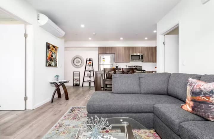 Modern 2br Apartment In K-town With Parking - Beverly Hills, CA