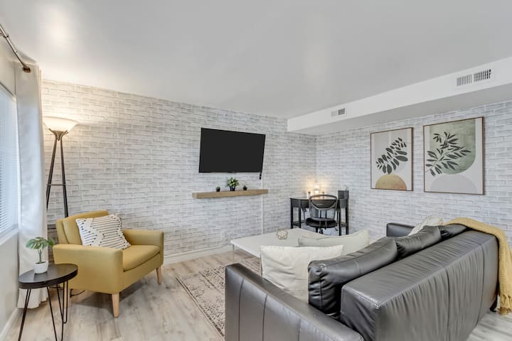 Sleeps 7 | King + Bunks | Downtown Slc | Parking - Salt Lake City, UT
