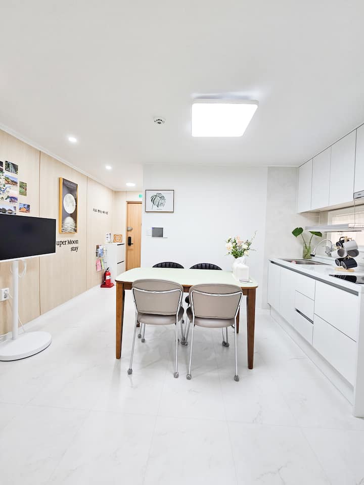 [2월특가]3룸3퀸침대 #강남 15분#2호선봉천역 #홍대22분#lg120인치 빔프로젝터 - 首爾