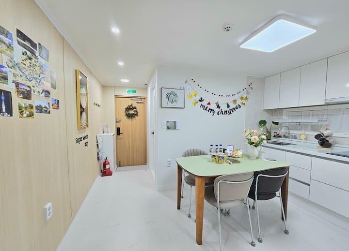 [오픈특가]#2호선 #6인 숙박가능#퀸침대3개#강남 15분 #Lg120인치 빔프로젝터 - South Korea