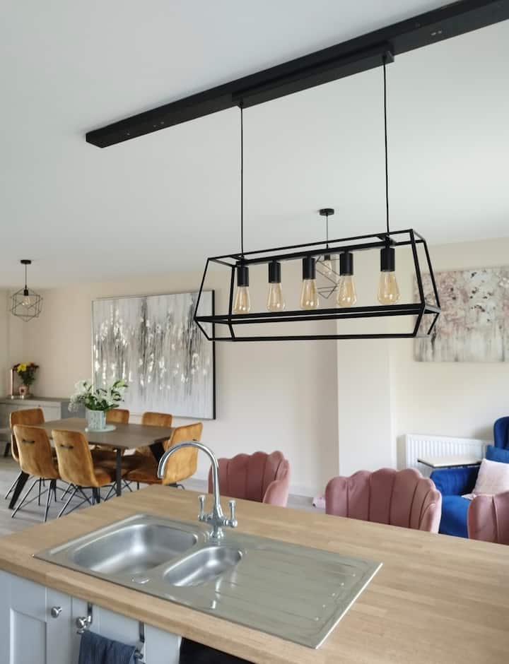 Room In Family Home, Perfect For Nearby Weddings - Trim