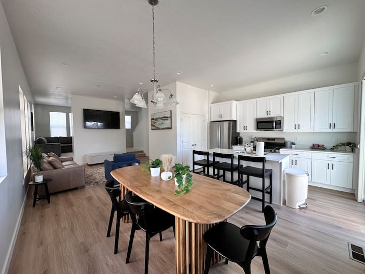 * New * Relaxing Townhouse In Convenient Location - Layton, UT