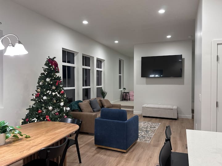 * New * Relaxing Townhouse In Convenient Location - Layton, UT