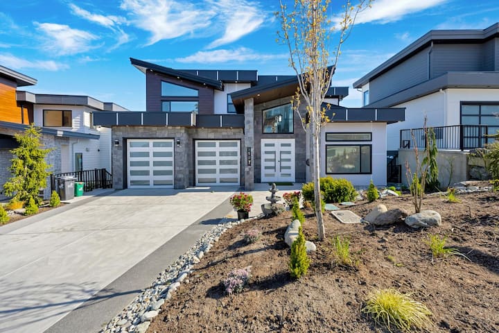 Chic Modern Getaway With Premium Amenities - Langford