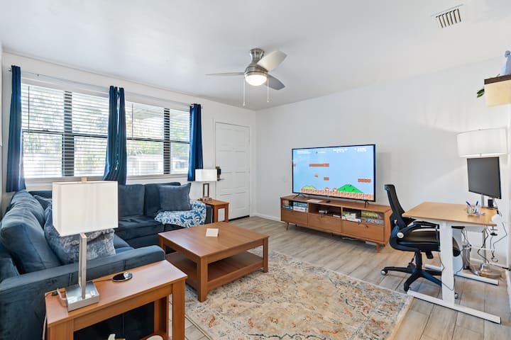 Gamer's Corner: Apartment, King Bed, Work Station - 잭슨빌