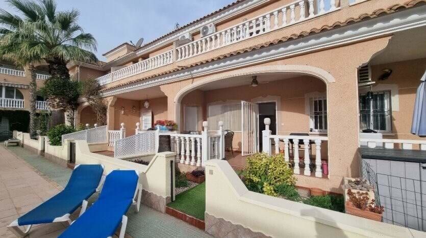Preciosa casa adosada de 2 dormitorios con vistas a la piscina - Casas ...