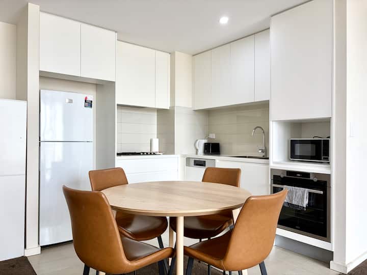 Bright & Relaxing Burwood Hideaway - Burwood