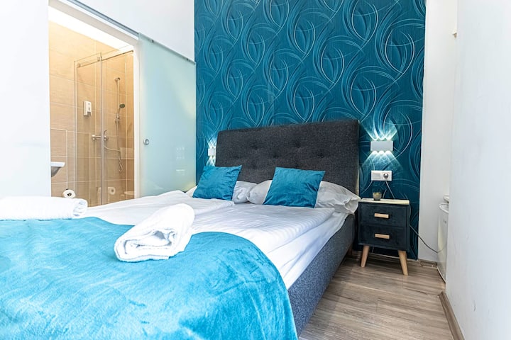 Central Tiny Hotel Room | Mariahilfer Straße - Wien