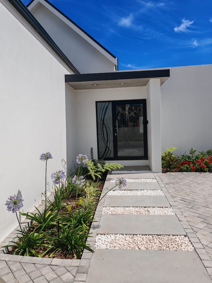 Hole Inn 1 - Robertson