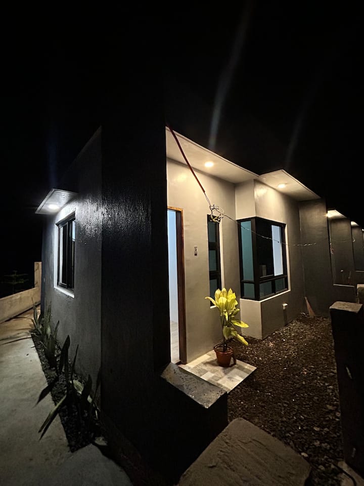 Stylish & Cozy Studio In The Heart Of Lipa - Mataas Na Kahoy