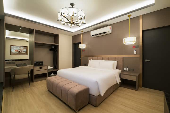 President 1-bedroom Suite- 1 King, Partial Seaview - Malacca