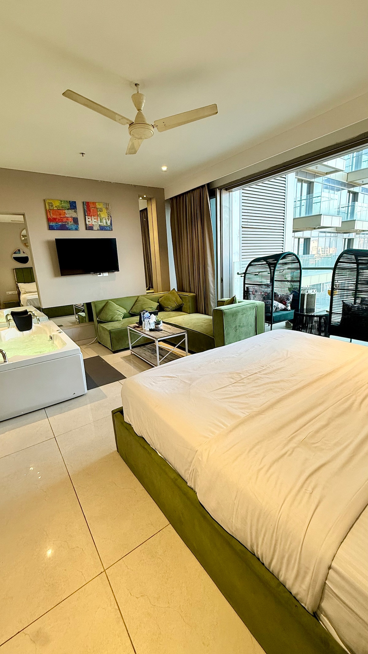 Lujoso estudio con jacuzzi de espejo verde y patio privado ...