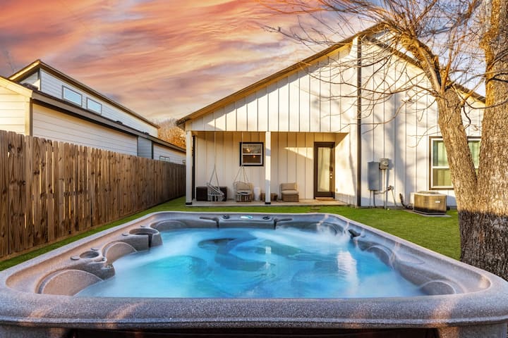 10 Min To Downtown | Hot Tub + Game Room - Dallas, TX