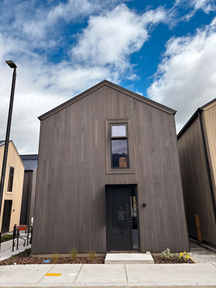 Luxury Queenstown Villa & Carpark - Queenstown, New Zealand