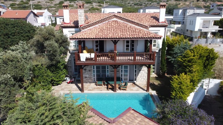 Fenerburnunda  Havuzlu Her Oda Banyolu Taş Villa - Ovacık