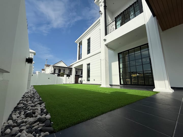 D Garden 市区｜可住18人 ｜5房角头屋｜宽敞户外空间 - Batu Pahat