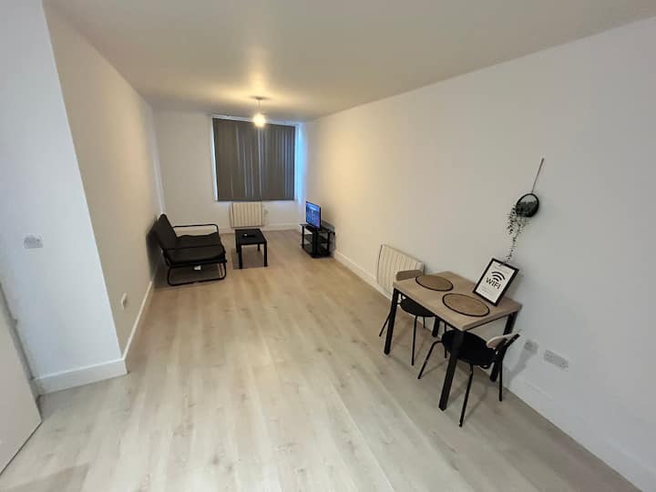 1bd In Heathrow, Harlington - Uxbridge