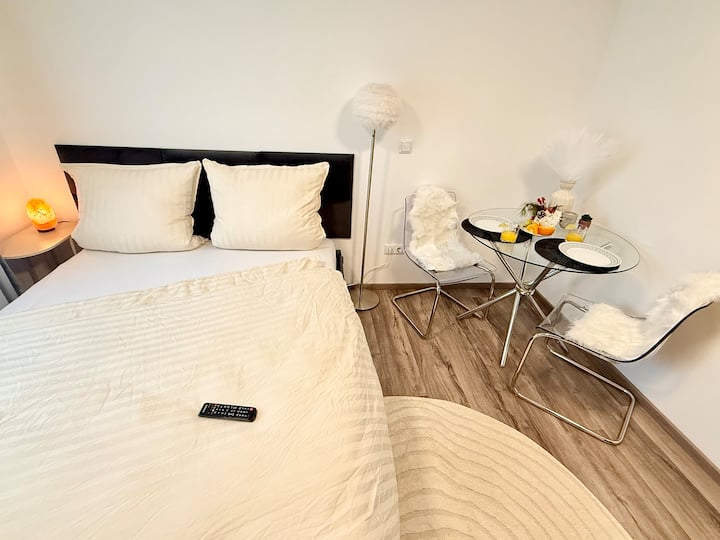 Zentrumnah App./ Tram, Amazon Prime &Self Check In - Augsburg