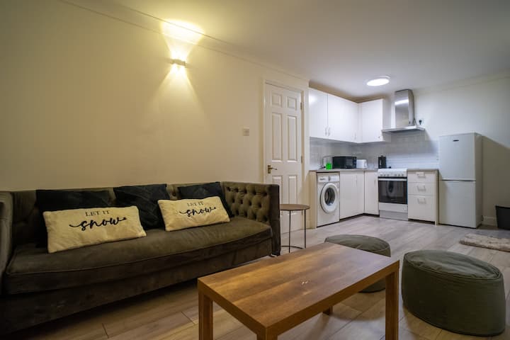 Modern 2- Bed Home With A Cosy Living Room - Barking