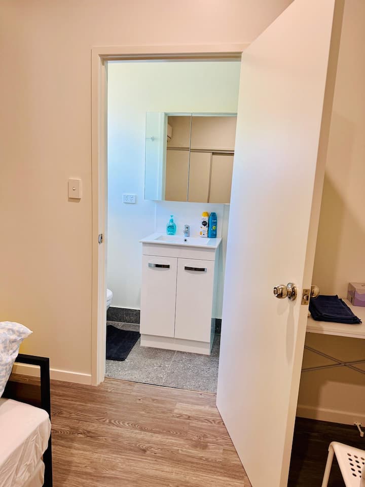 Studio Room 1, Attached Bathroom, Parking - Balmoral
