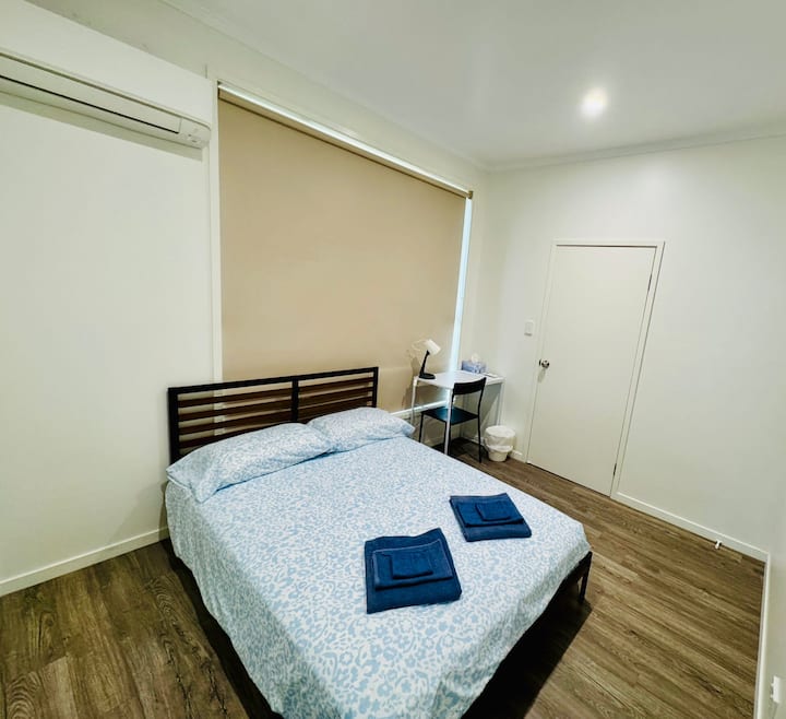 Studio Room 1, Attached Bathroom, Parking - Balmoral