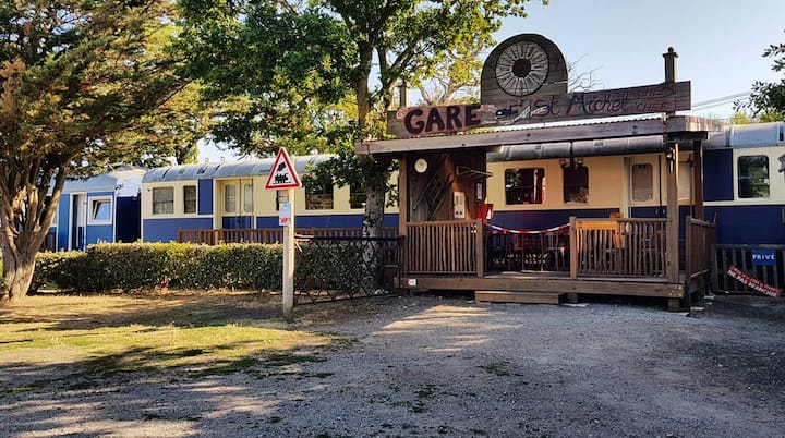 Ancien Wagon De Train 10 Places Rénové En Gite - Pornic