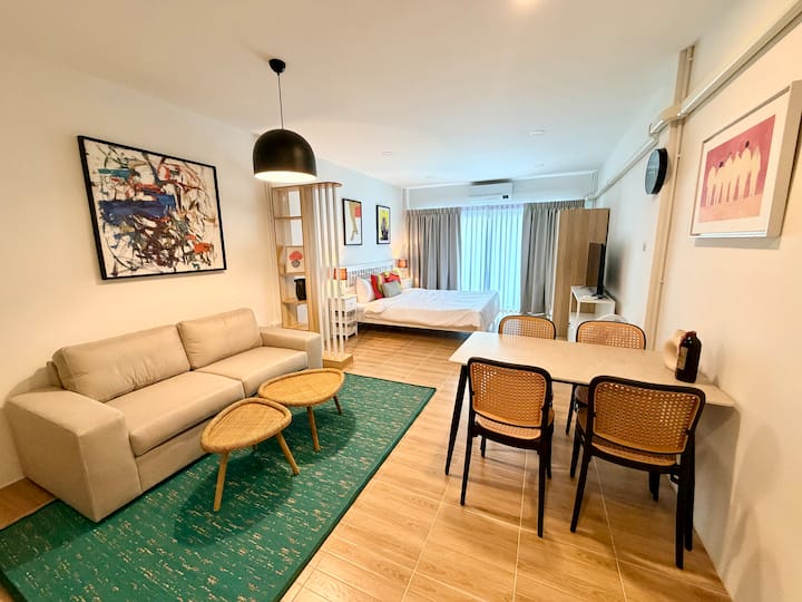 Huge 45sqm Studio: 10 Mins To Bts Udomsuk & Bitec - Thailand