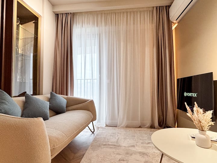 Yang: 23rd Floor Panoramic View & King Bed, Parkin - Cluj-Napoca