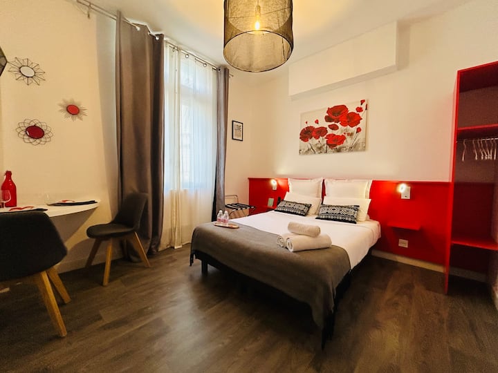 Casa Saint Joseph : Studio Premium Rouge - Angers