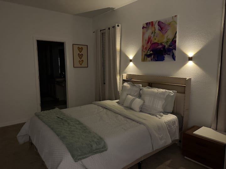 Luxury Master Suite W/ Kitchenette & Workspace - Zephyrhills, FL