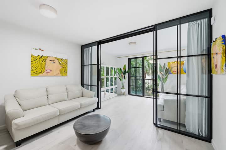 Stylish City Place Wpb Escape - King Bed + Den - West Palm Beach, FL