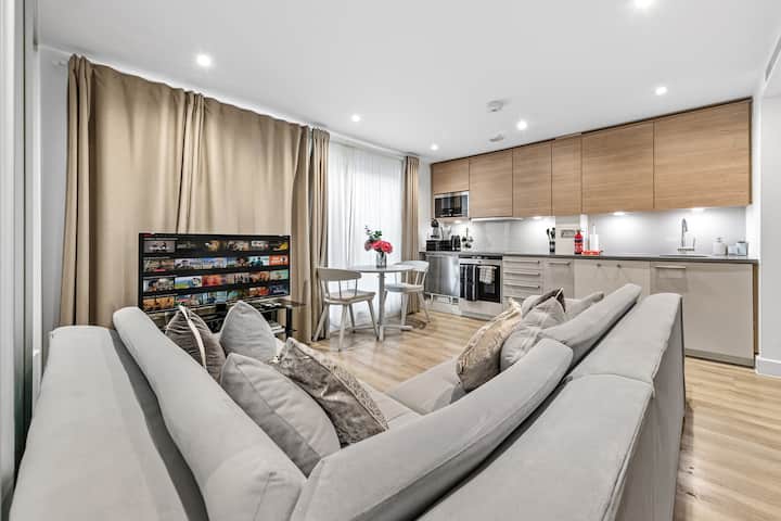 Modern London Stay With Luxe Comfort | Zone 1 - Forest