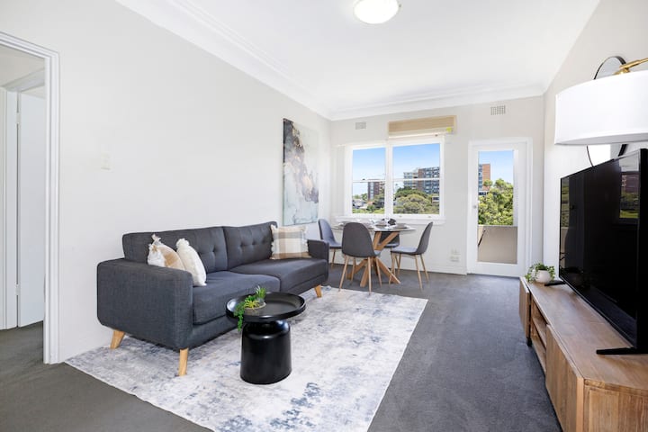 Sunlit Neutral Bay 2br Apt| Stunning City Views - Mosman
