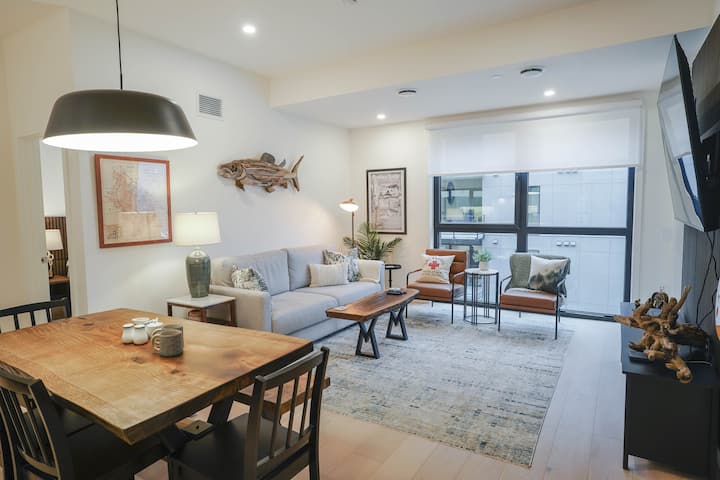 Mackenzie Mountain Hop | Home For 6 In Revelstoke - Revelstoke